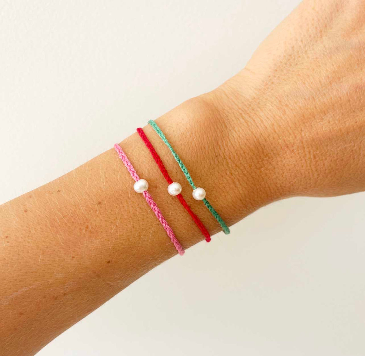 PEARL STRING BRACELET – FAIRLEY